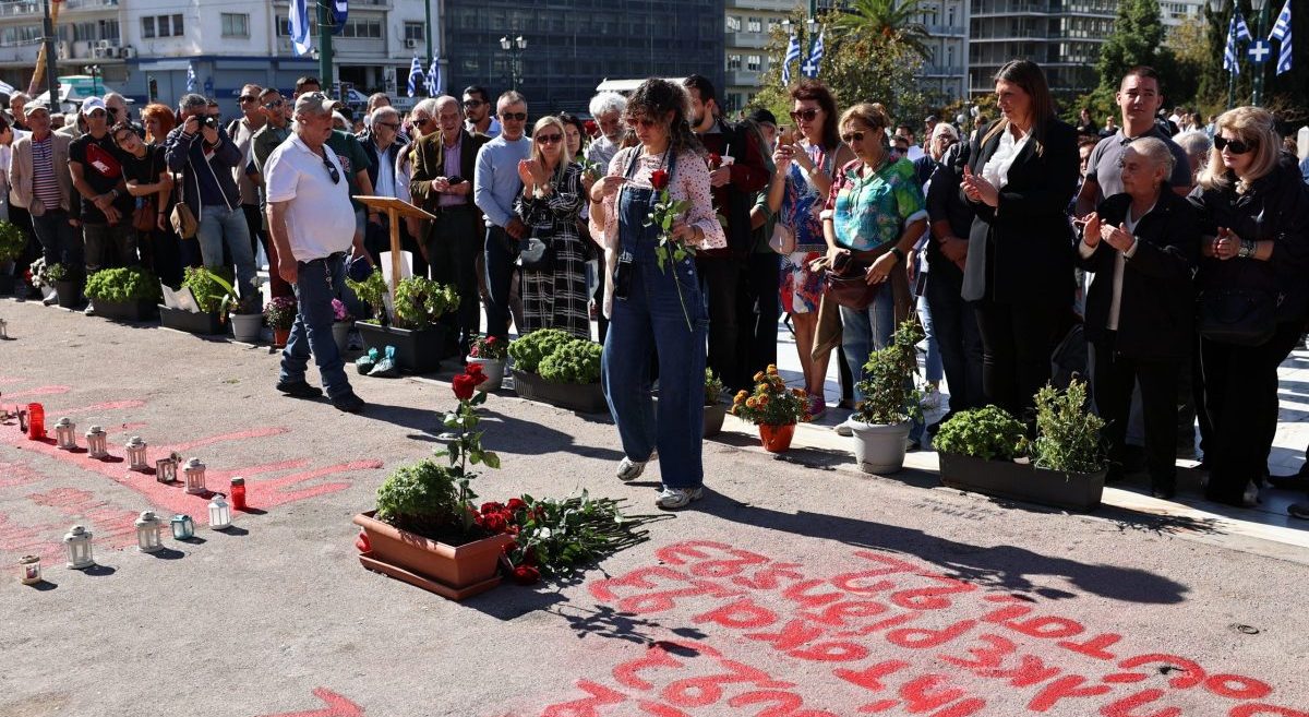 Πολίτες και συγγενείς θυμάτων των Τεμπών αφήνουν λουλούδια στα ονόματα ...