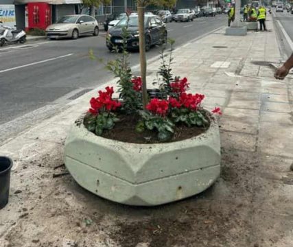 Βόλος: Τύχη βουνό είχε νεαρός οδηγός που "καρφώθηκε" με το ΙΧ σε τζαμαρία καταστήματος - ertnews.gr