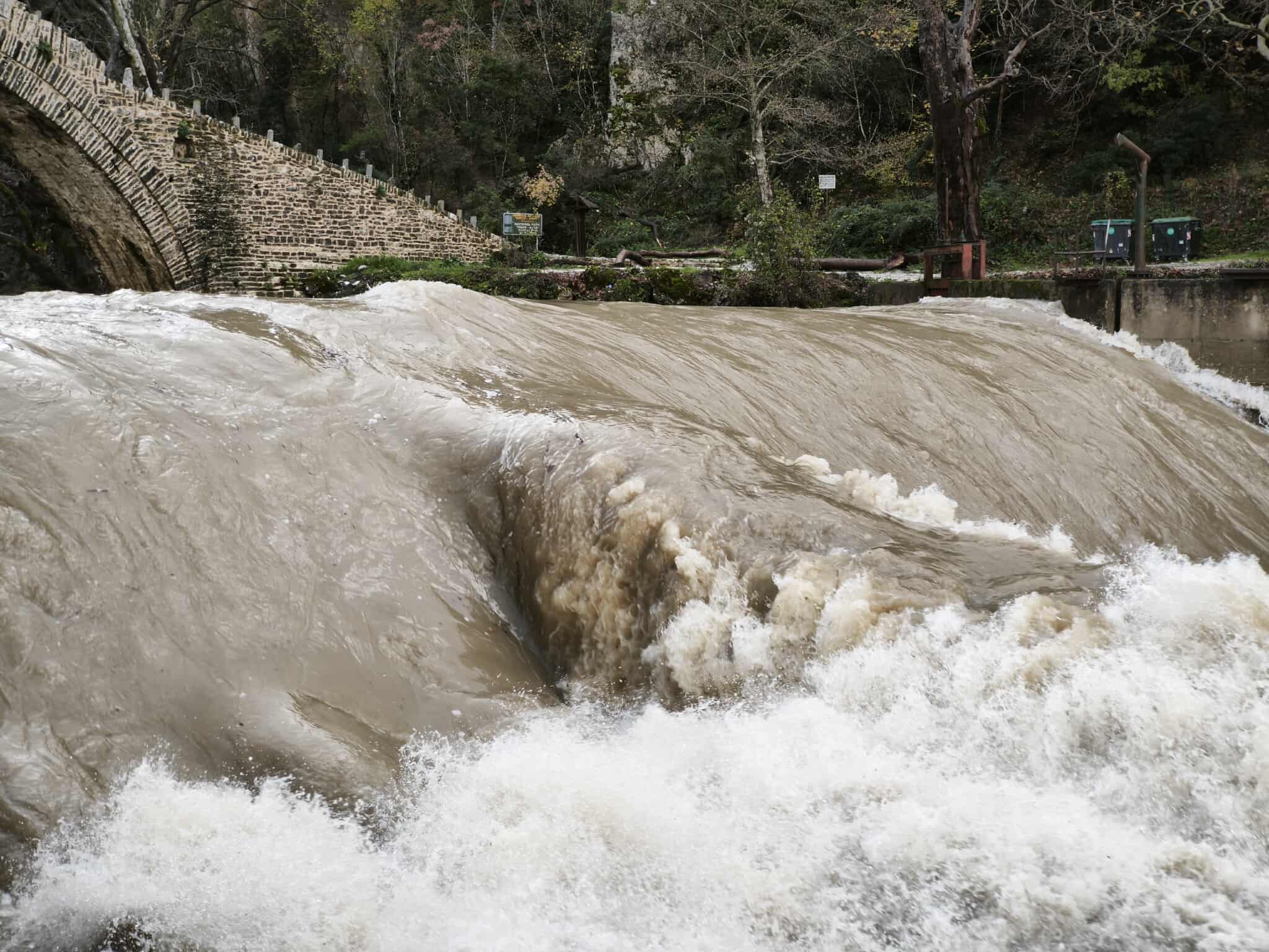 Σαρωτική επέλαση της κακοκαιρίας σε Ήπειρο και Καστοριά - Απαγόρευση ...