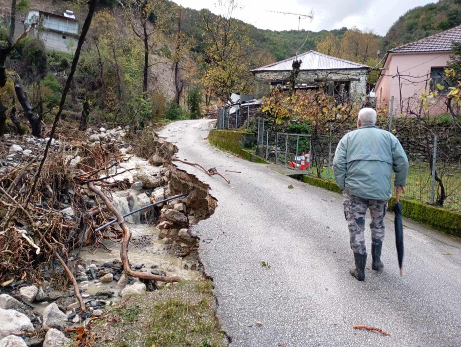 Σάρωσε η κακοκαιρία σε Τζουμέρκα και Μετέωρα: Κατέρρευσαν δύο γέφυρες ...
