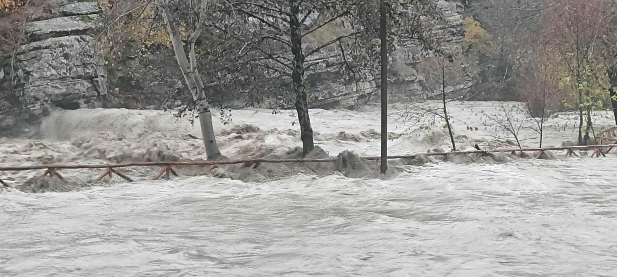 Εικόνες καταστροφής στο Νεστόριο – Υπερχείλισε ο ποταμός Αλιάκμονας ...