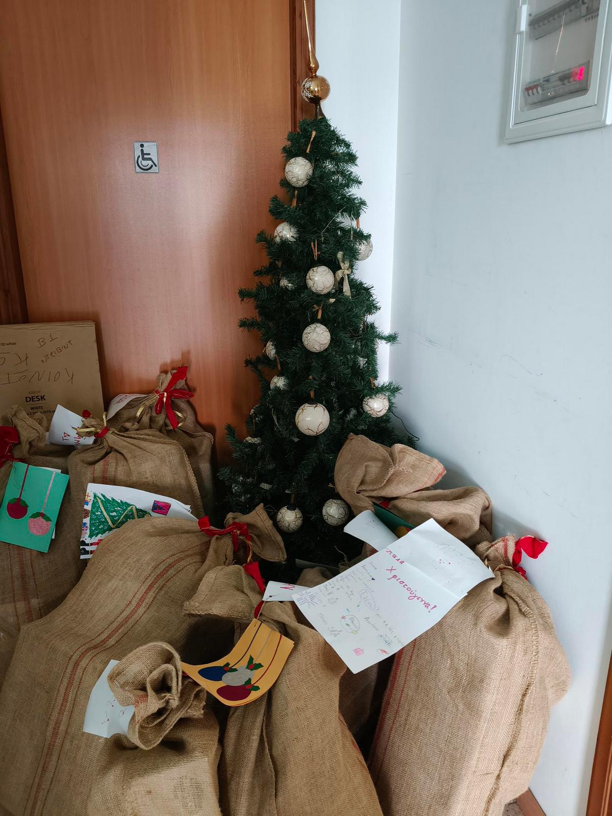 Δώρα σε παιδιά ευάλωτων οικογενειών από το Κέντρο Κοινότητας Κω και τη ...