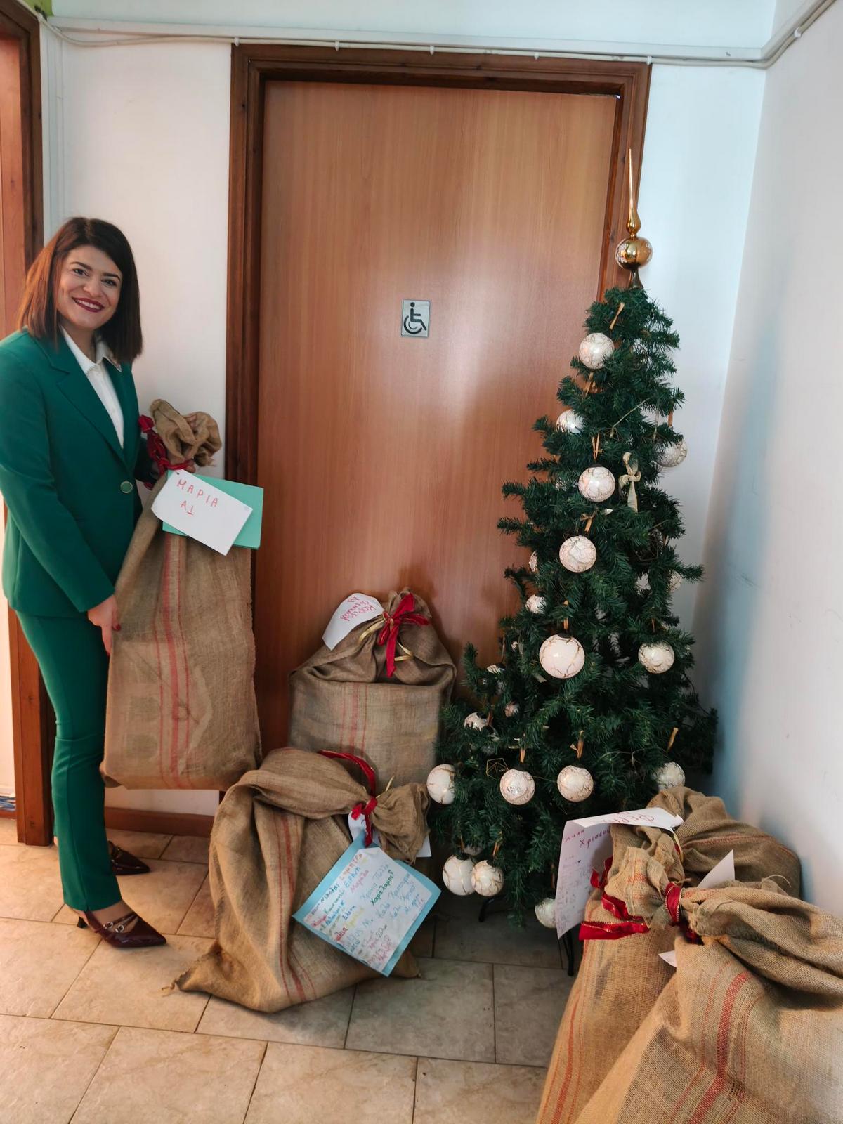 Δώρα σε παιδιά ευάλωτων οικογενειών από το Κέντρο Κοινότητας Κω και τη ...