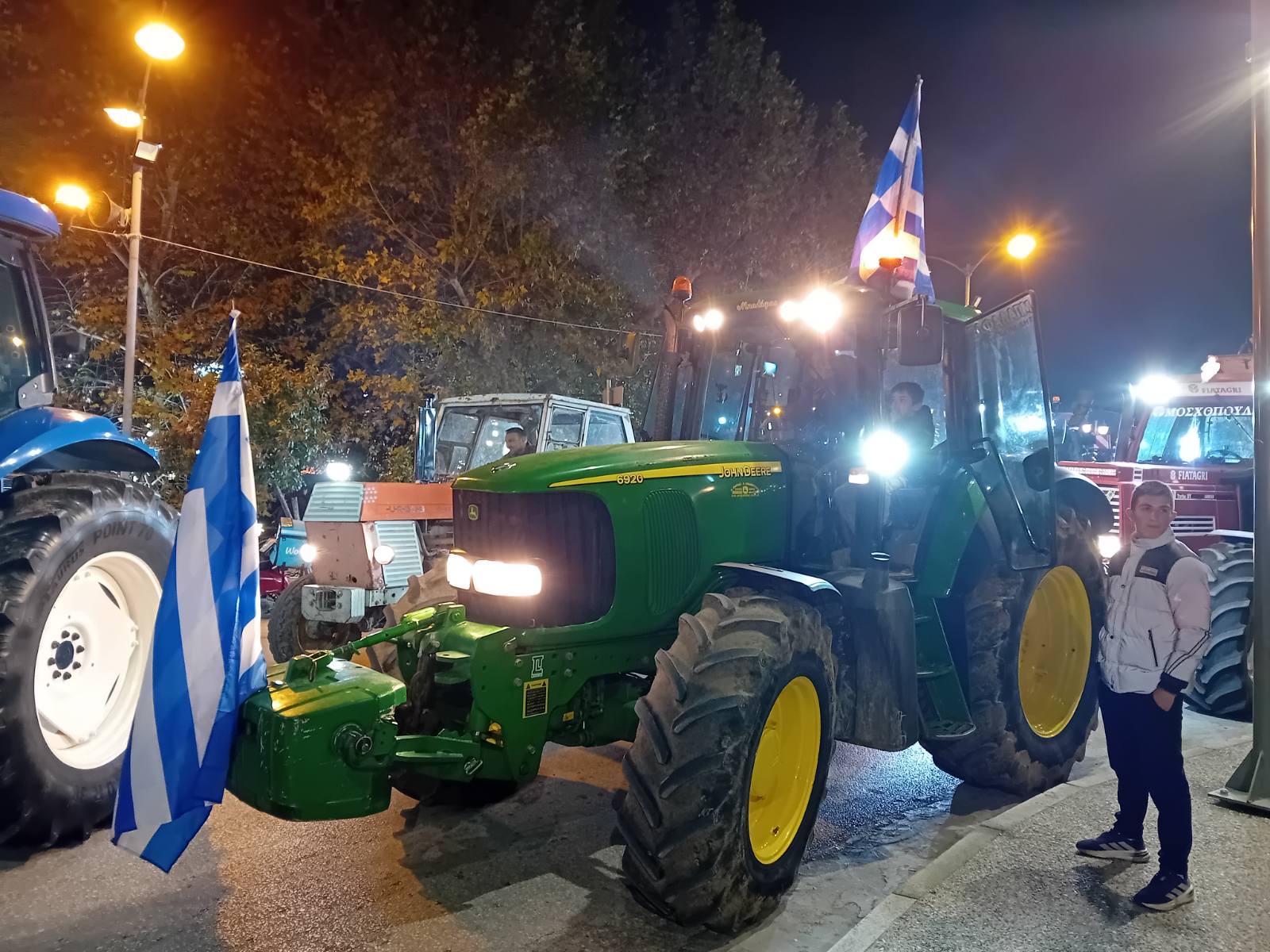 "Απόβαση" τρακτέρ στο κέντρο των Θεσσαλικών πρωτευουσών - Οι αγρότες ...