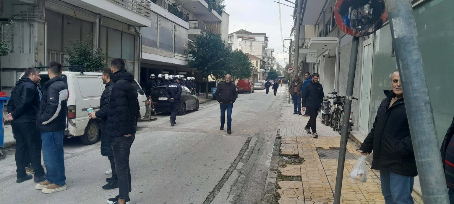 Δυναμώνουν τα μπλόκα: Διαμαρτυρίες στο γραφείο του Τσιάρα στην Καρδίτσα ...