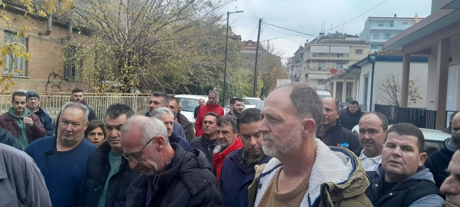 Δυναμώνουν τα μπλόκα: Διαμαρτυρίες στο γραφείο του Τσιάρα στην Καρδίτσα ...