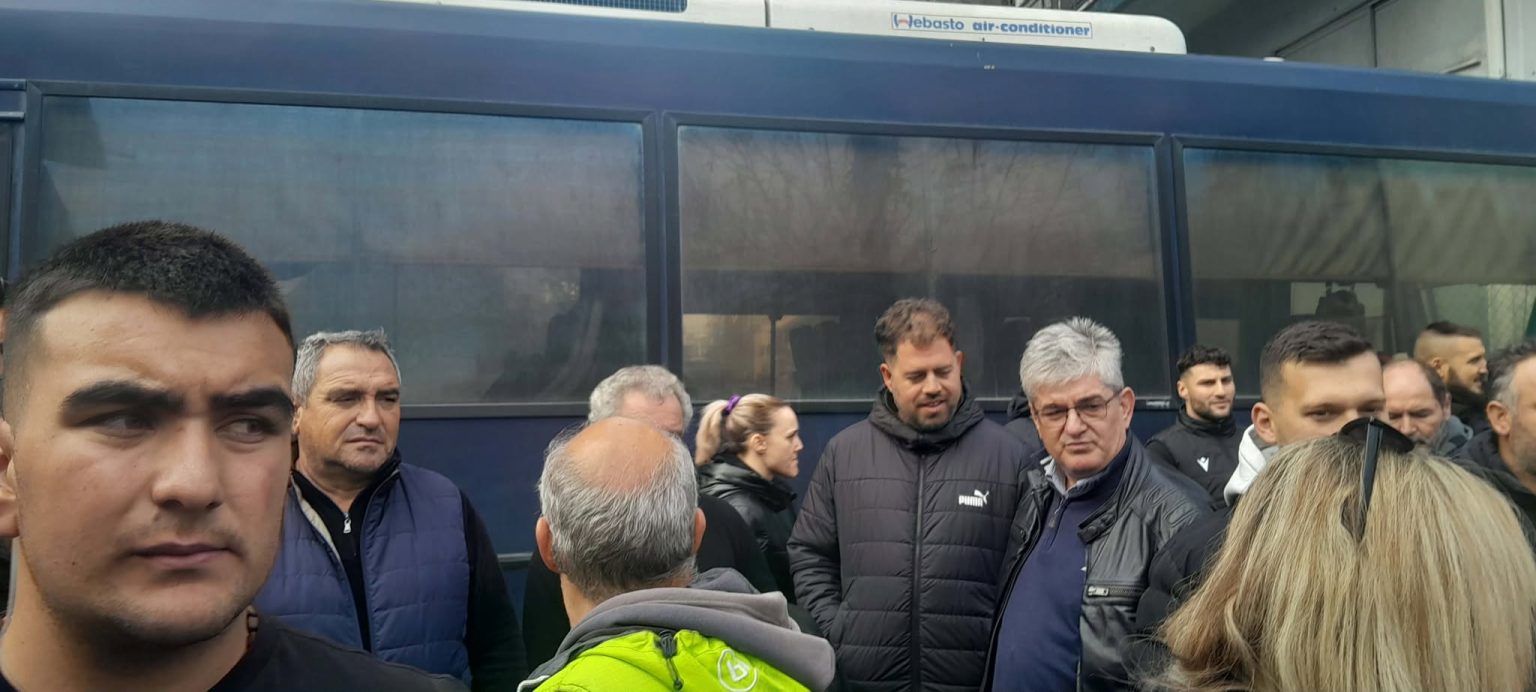 Δυναμώνουν τα μπλόκα: Διαμαρτυρίες στο γραφείο του Τσιάρα στην Καρδίτσα ...