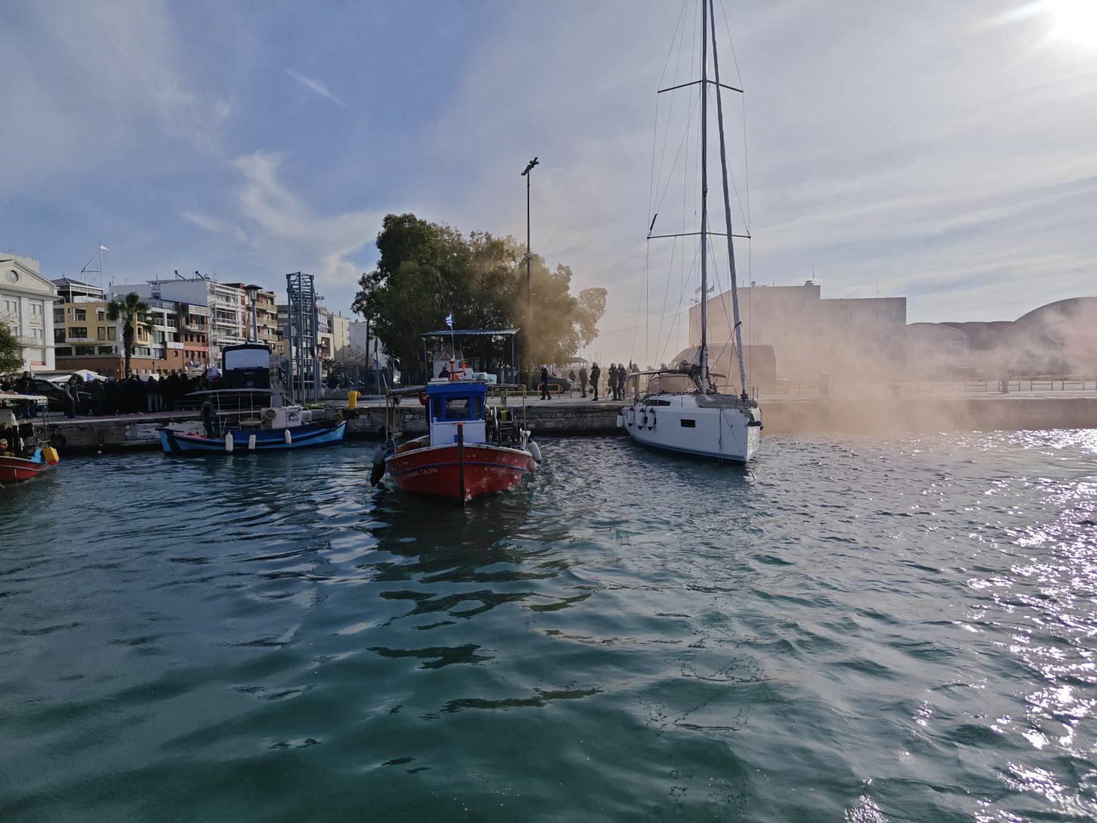 Το ΕΡΤnews στο λιμάνι του Βόλου: Τελεσίγραφο να εγκαταλείψουν το λιμάνι ...