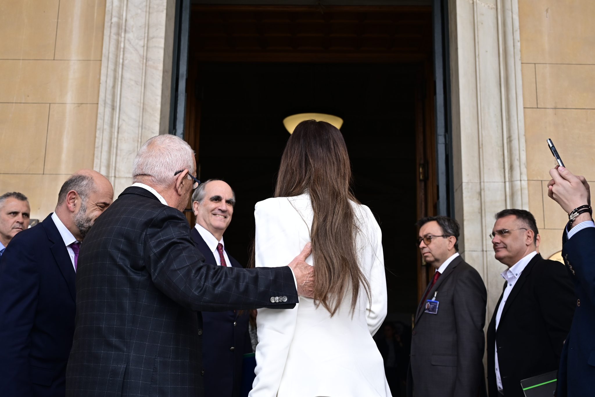 Στη Βουλή η Κίμπερλι Γκίλφοϊλ - Με κόκκινο τριαντάφυλλο την υποδέχθηκε ...