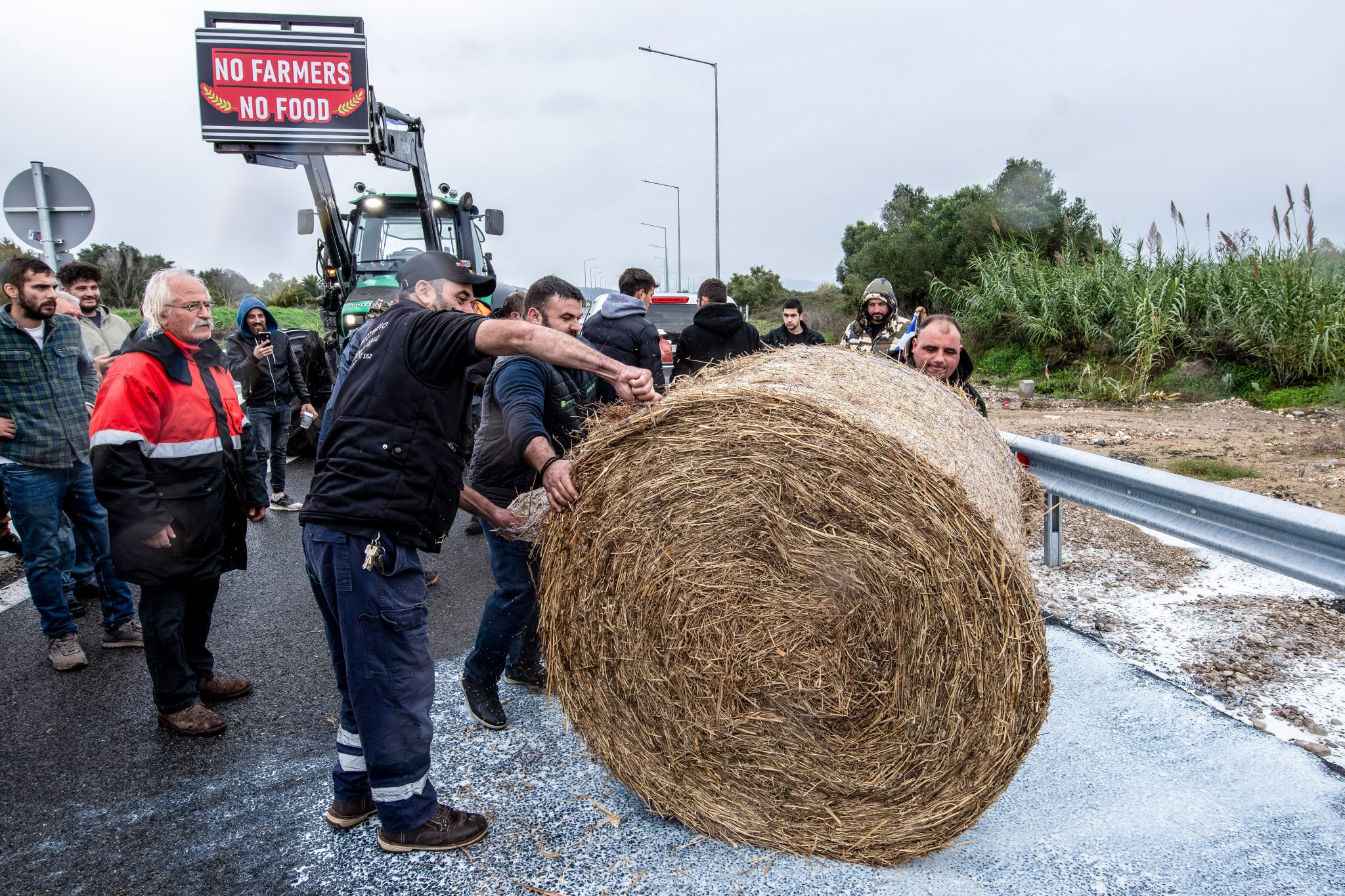 Αυξάνονται τα τρακτέρ στα αγροτικά μπλόκα - Πληθαίνουν οι αποκλεισμοί ...