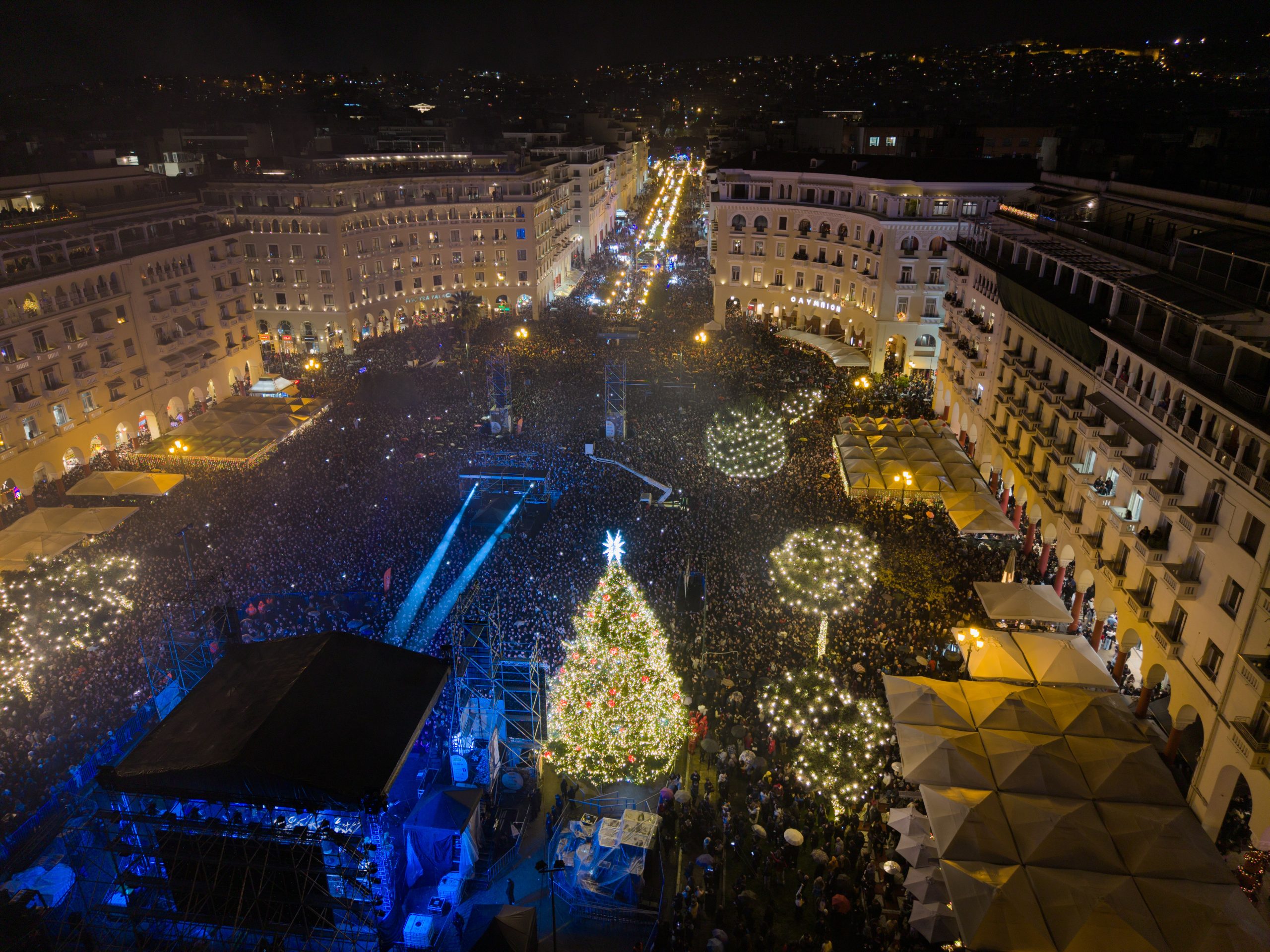 Θεσσαλονίκη: Φωταγωγήθηκε το χριστουγεννιάτικο δέντρο στην πλατεία ...