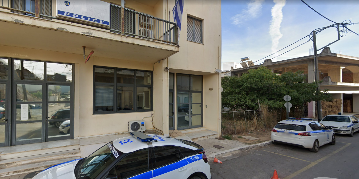 65χρονος πυρπόλησε δύο περιπολικά έξω από το Αστυνομικό Τμήμα Μεσσήνης ...