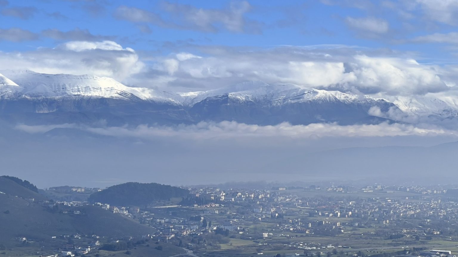 Το Μιτσικέλι στα λευκά και χειμωνιάτικο σκηνικό στην Ήπειρο - ertnews.gr
