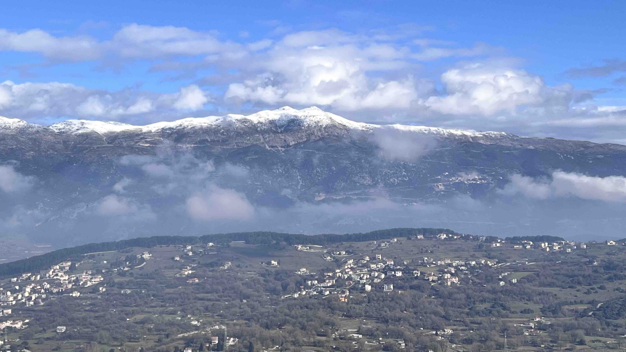 Το Μιτσικέλι στα λευκά και χειμωνιάτικο σκηνικό στην Ήπειρο - ertnews.gr