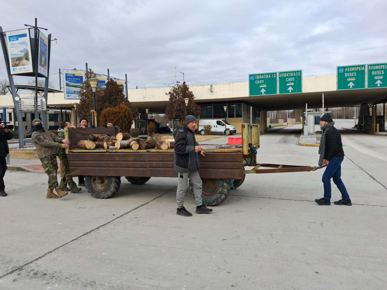 Σκληραίνουν τη στάση τους οι αγρότες στον Προμαχώνα - Έκλεισαν επ ...