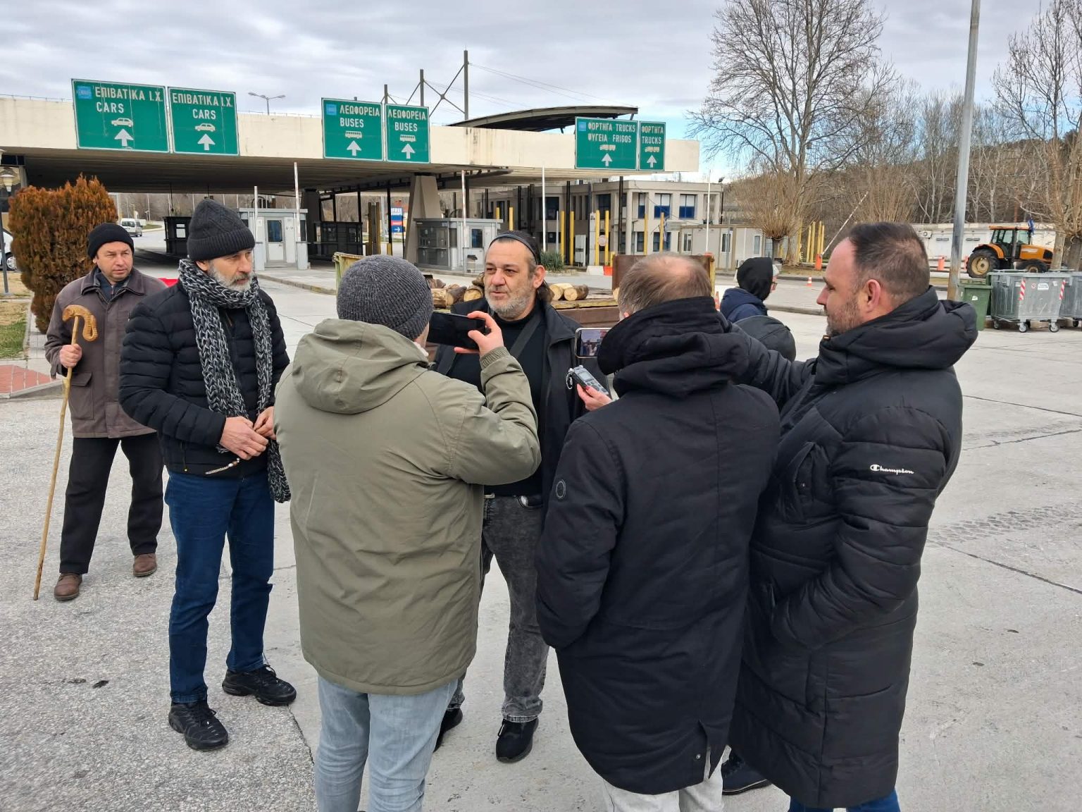 Σκληραίνουν τη στάση τους οι αγρότες στον Προμαχώνα - Έκλεισαν επ ...