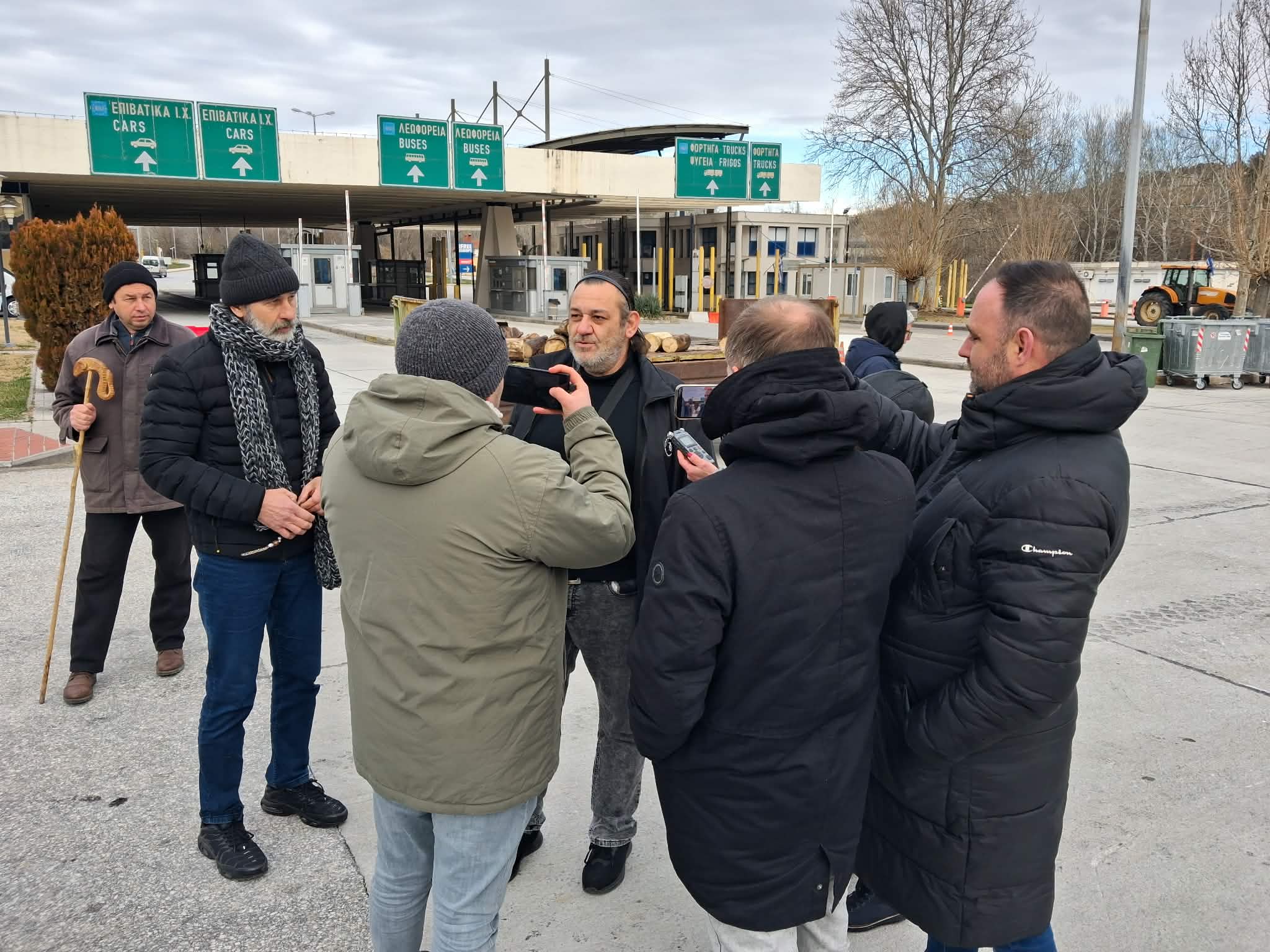 ΕΚΤΑΚΤΟ - Σέρρες: Σκληραίνουν τη στάση τους οι αγρότες στον Προμαχώνα ...