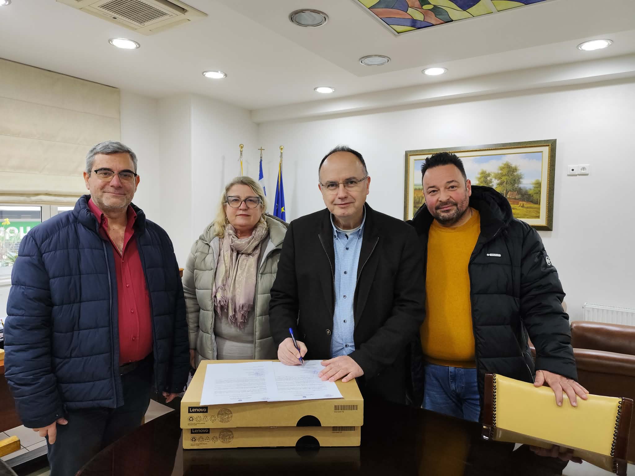 Δωρεά laptop στο Επαγγελματικό Λύκειο Ζαγοράς από το Επιμελητήριο ...