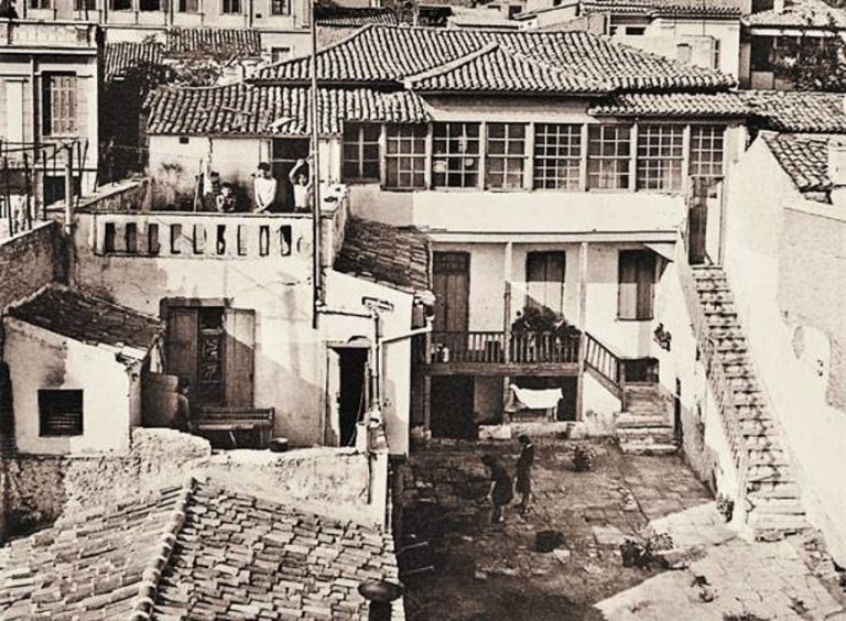 Πλάκα: Αποκαλύφθηκαν αρχαιότητες στην αυλή της «Οικίας Κοκοβίκου ...