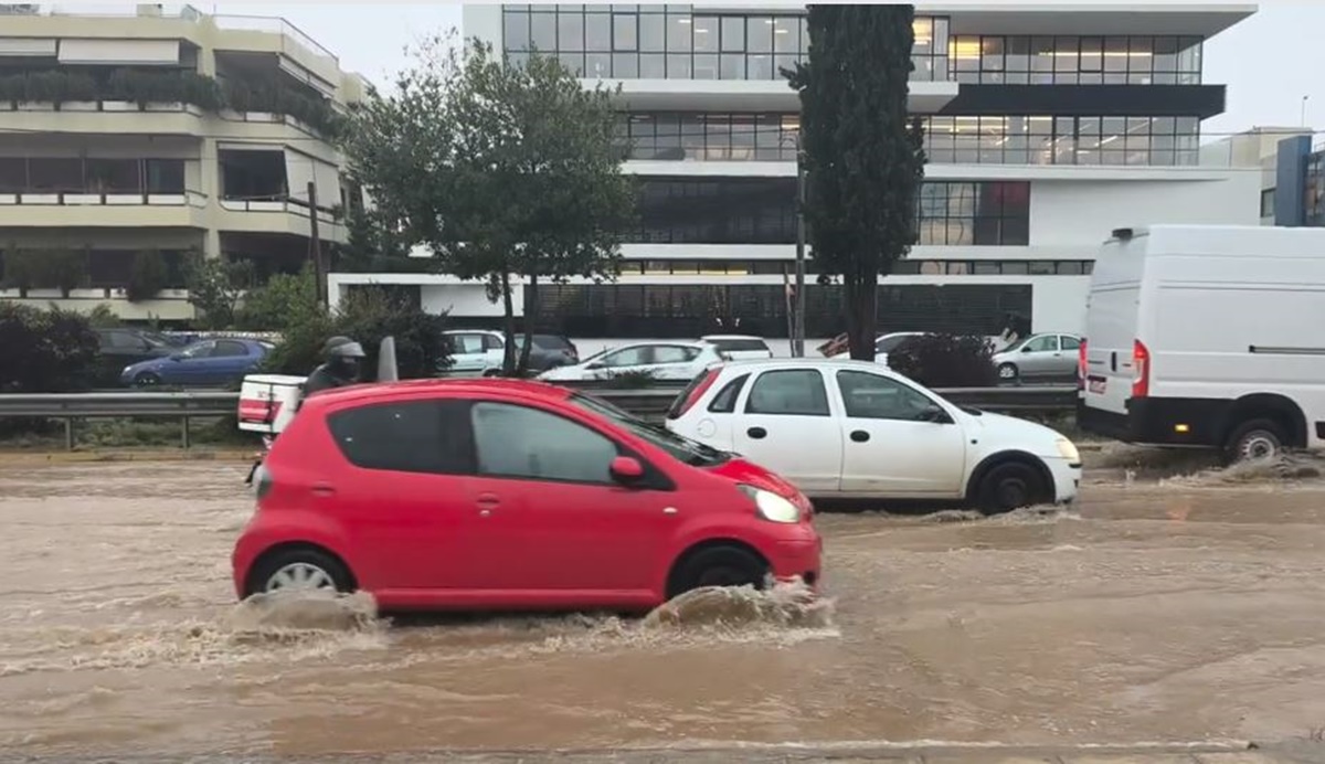 Προβλήματα από την κακοκαιρία στην Αττική: Πλημμυρισμένοι δρόμοι και ...