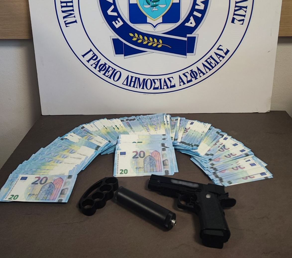 Θεσσαλονίκη: Βρέθηκαν σε σπίτι 723 πλαστά χαρτονομίσματα, πιστόλι και ...