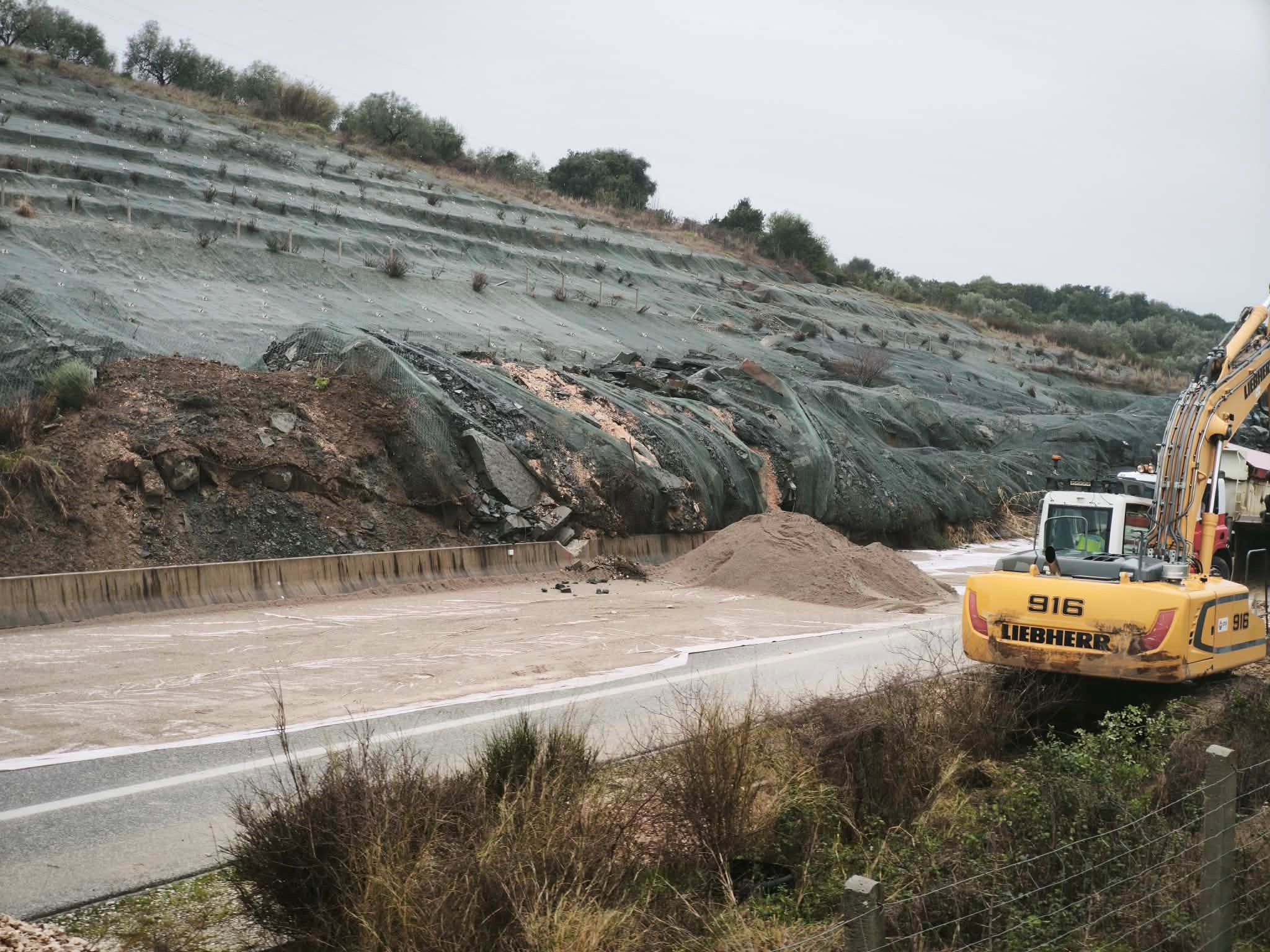Κλειστή παραμένει η Ιόνια Οδός- Μεγαλώνει το ρήγμα, νέα κατολίσθηση από ...