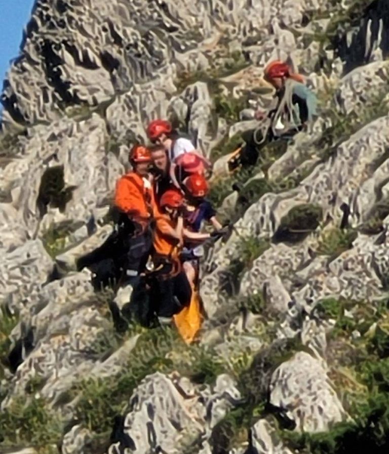 Διάσωση τουριστών σε δύσβατο σημείο στην Αρχαία Θήρα - ertnews.gr