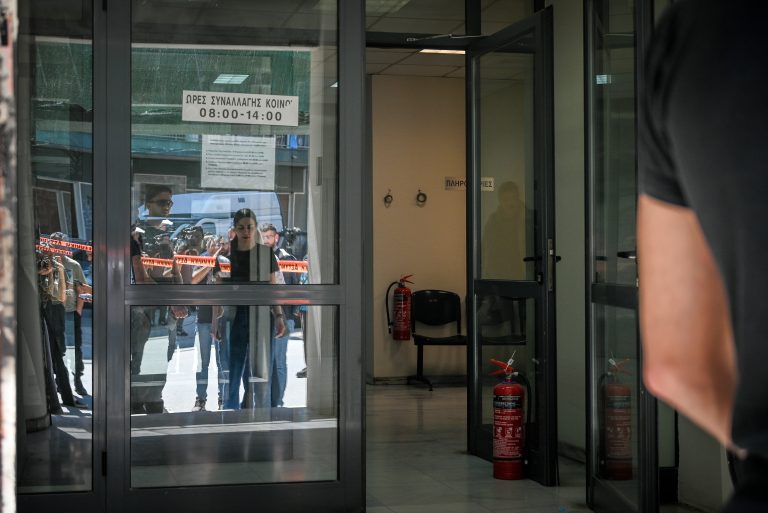 Δικαστικοί υπάλληλοι οι τέσσερις τραυματίες από την επίθεση 89χρονου ...