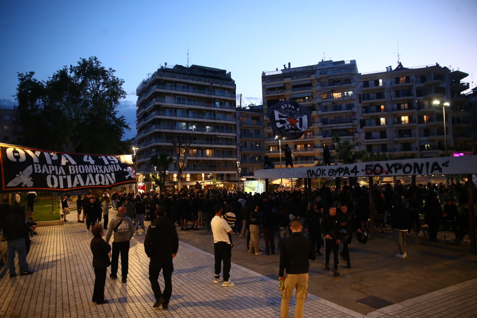 Θεσσαλονίκη: Στήθηκε γιγαντοοθόνη στην πλατεία Ναυαρίνου για τον ...