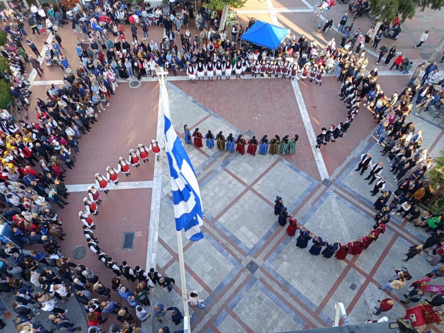 Από ήχους παραδοσιακής μουσικής και εξακόσιους χορευτές γέμισε η ...