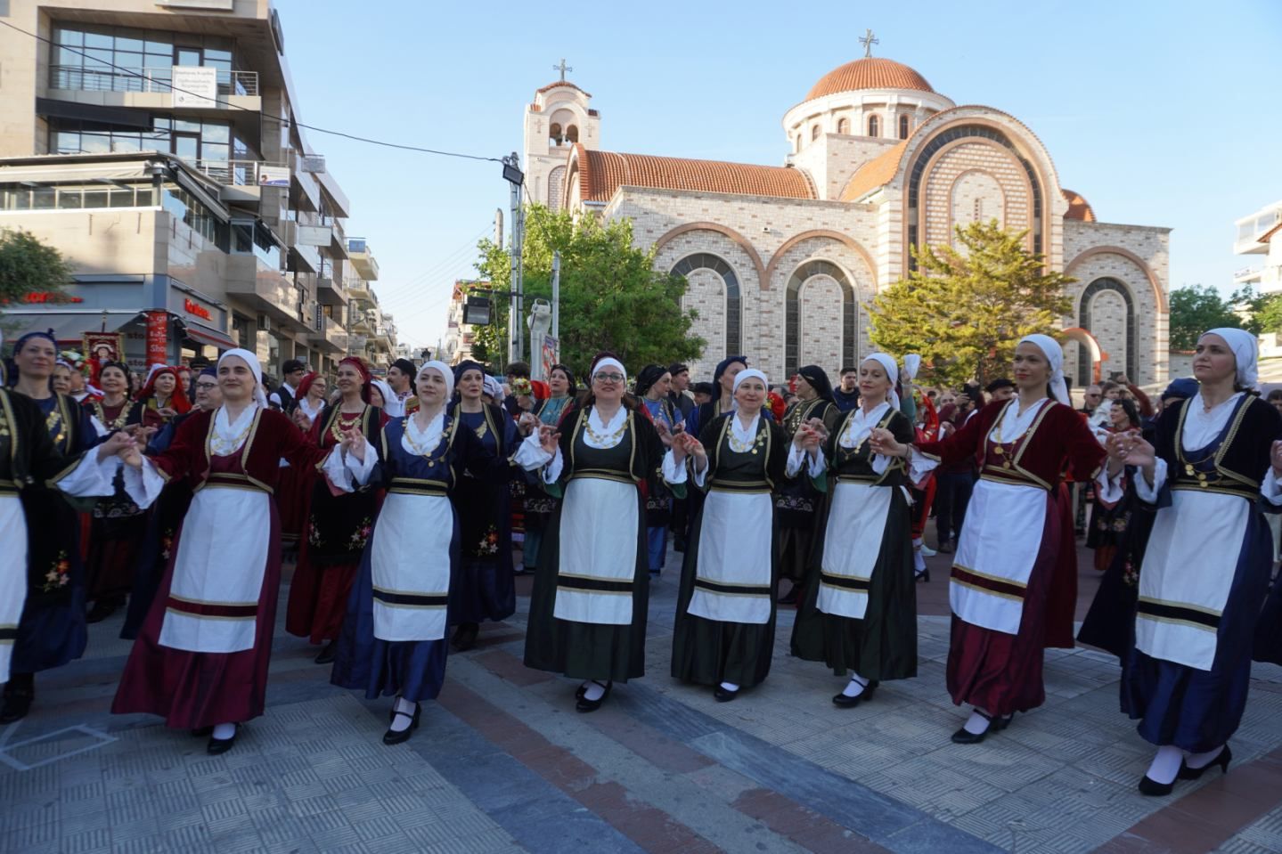 Από ήχους παραδοσιακής μουσικής και εξακόσιους χορευτές γέμισε η ...