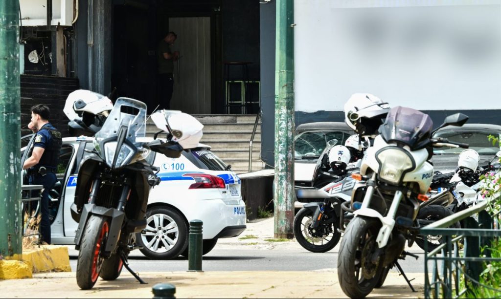 Πυροβολισμοί στην Καλλιθέα: Το ούζι βρέθηκε κάτω από το κάθισμα του ...